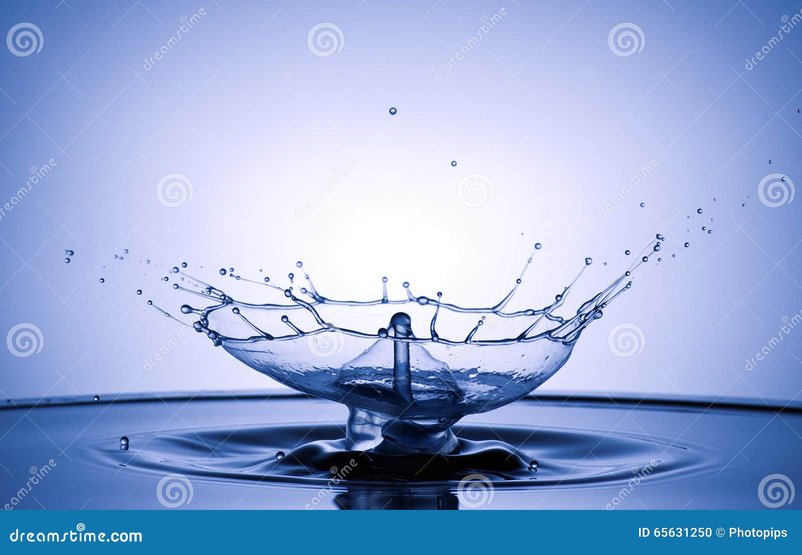 Gocce di acqua fotografia stock. Immagine di arte, spruzzata - 65631250
