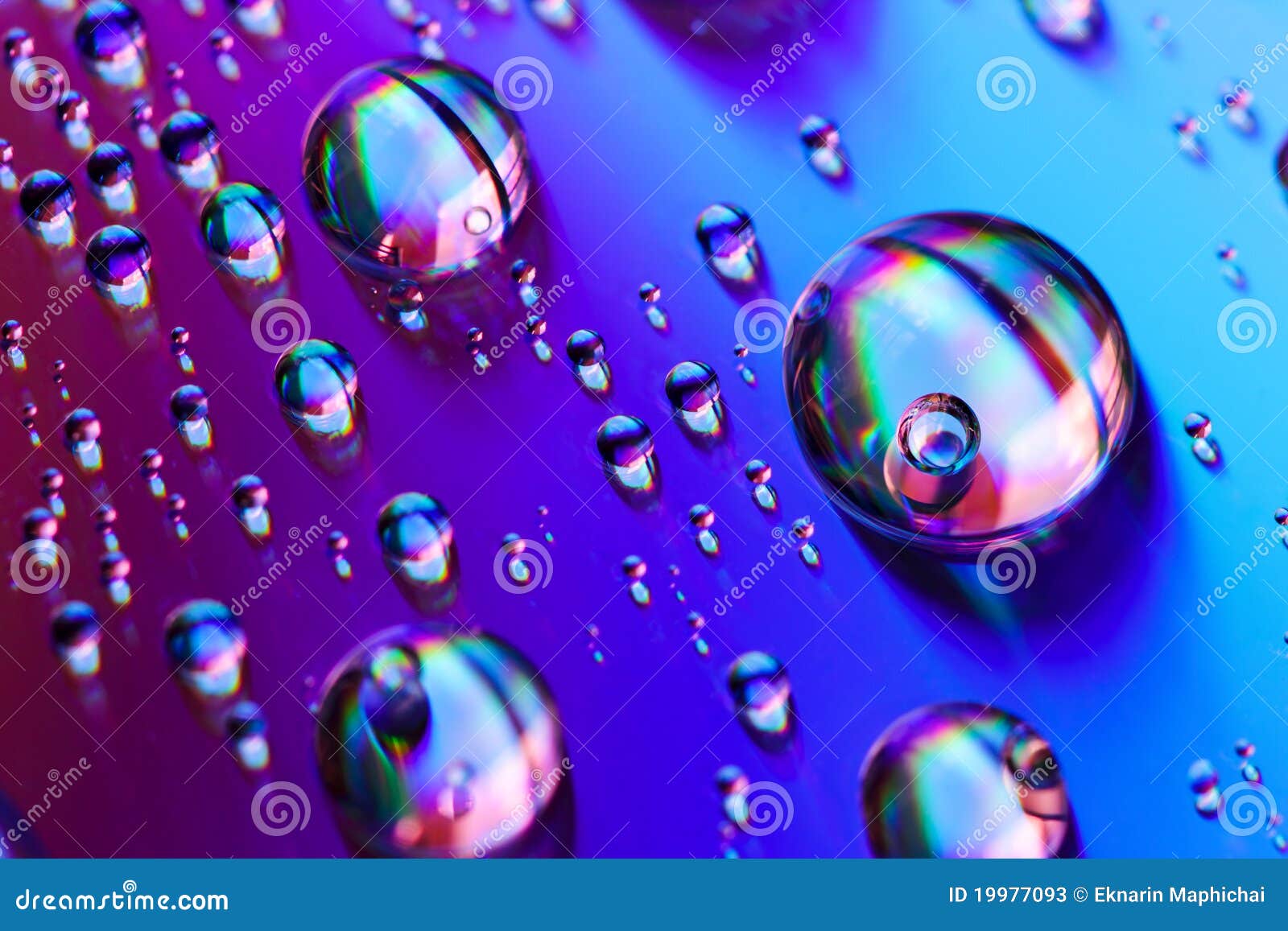 Gocce di acqua e di colori immagine stock. Immagine di rugiada - 19977093