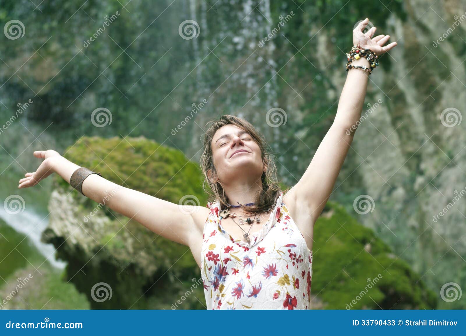 Goce Feliz Sonriente De La Mujer Imagen de archivo - Imagen de cielo ...