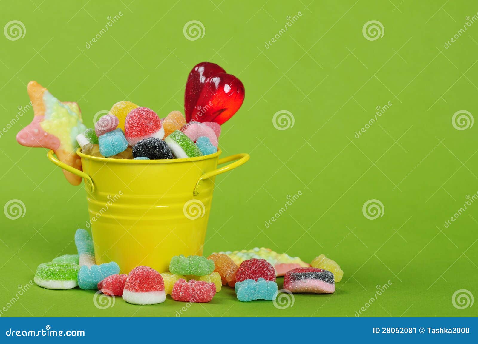 Godisar i guling ösregnar fotografering för bildbyråer. Bild av ...