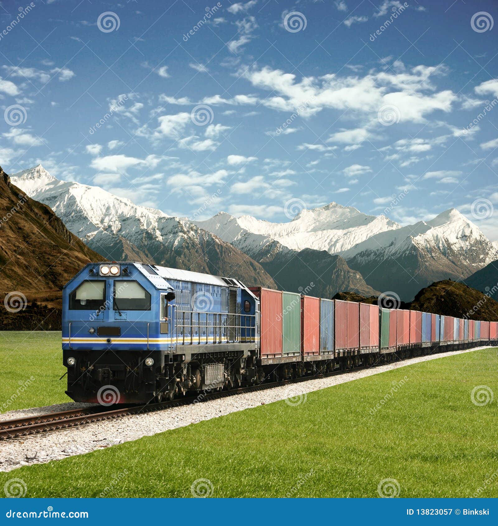 Goederentrein stock afbeelding. Image of vreedzaam, land - 13823057