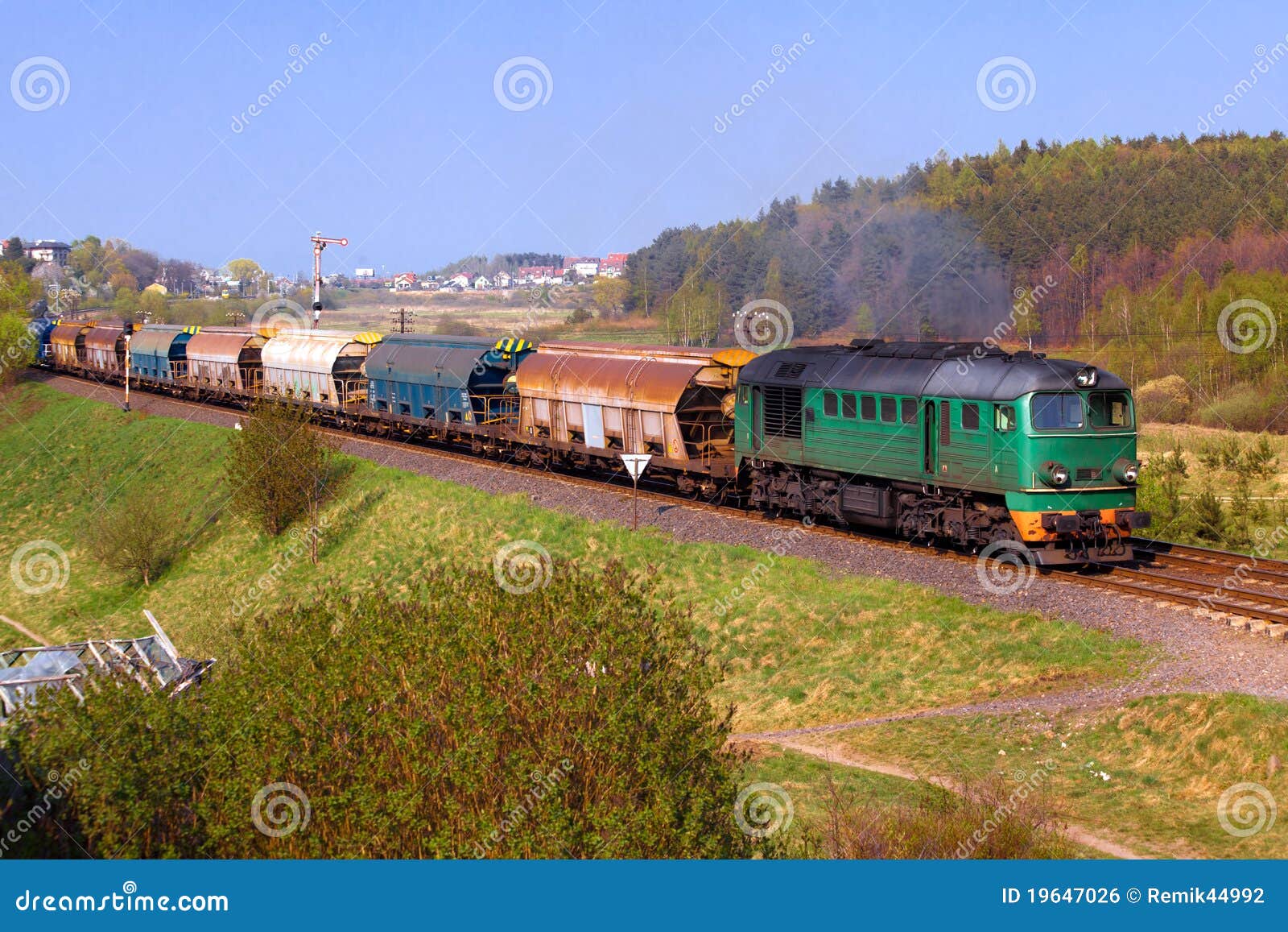 Goederentrein stock foto. Image of buiten, spoorweg, industrie - 19647026