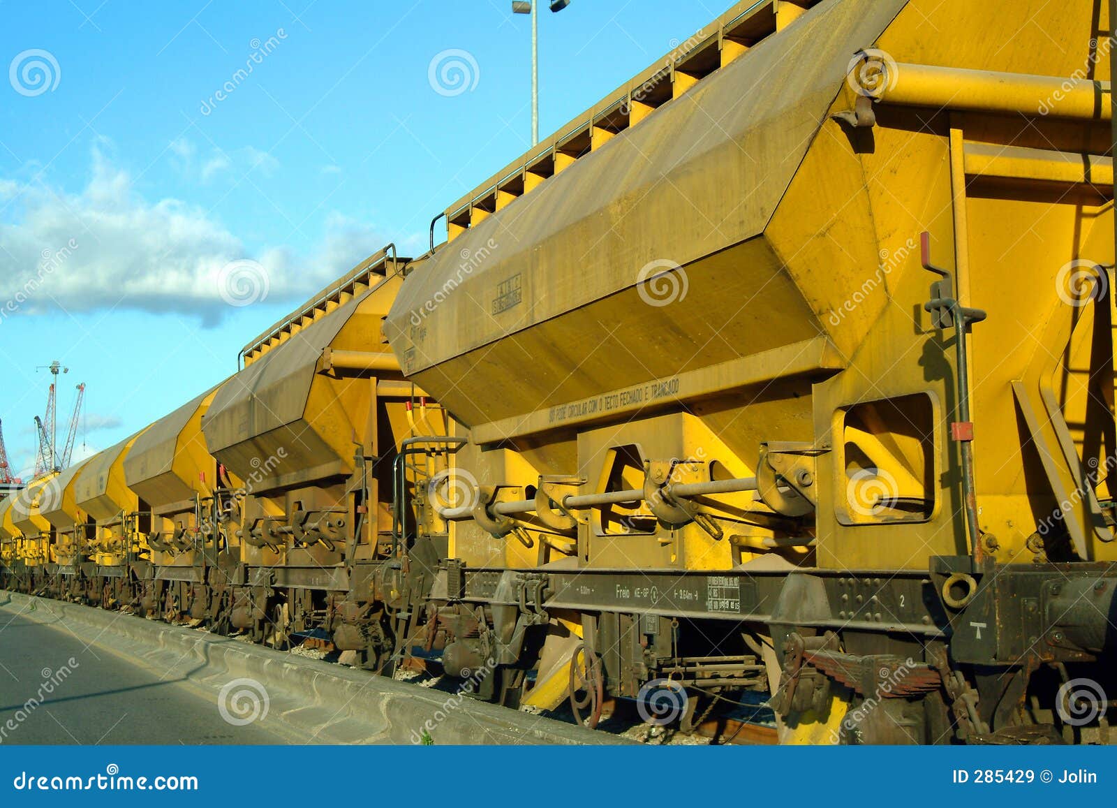 Goederentrein stock afbeelding. Image of post, graanschuur - 285429