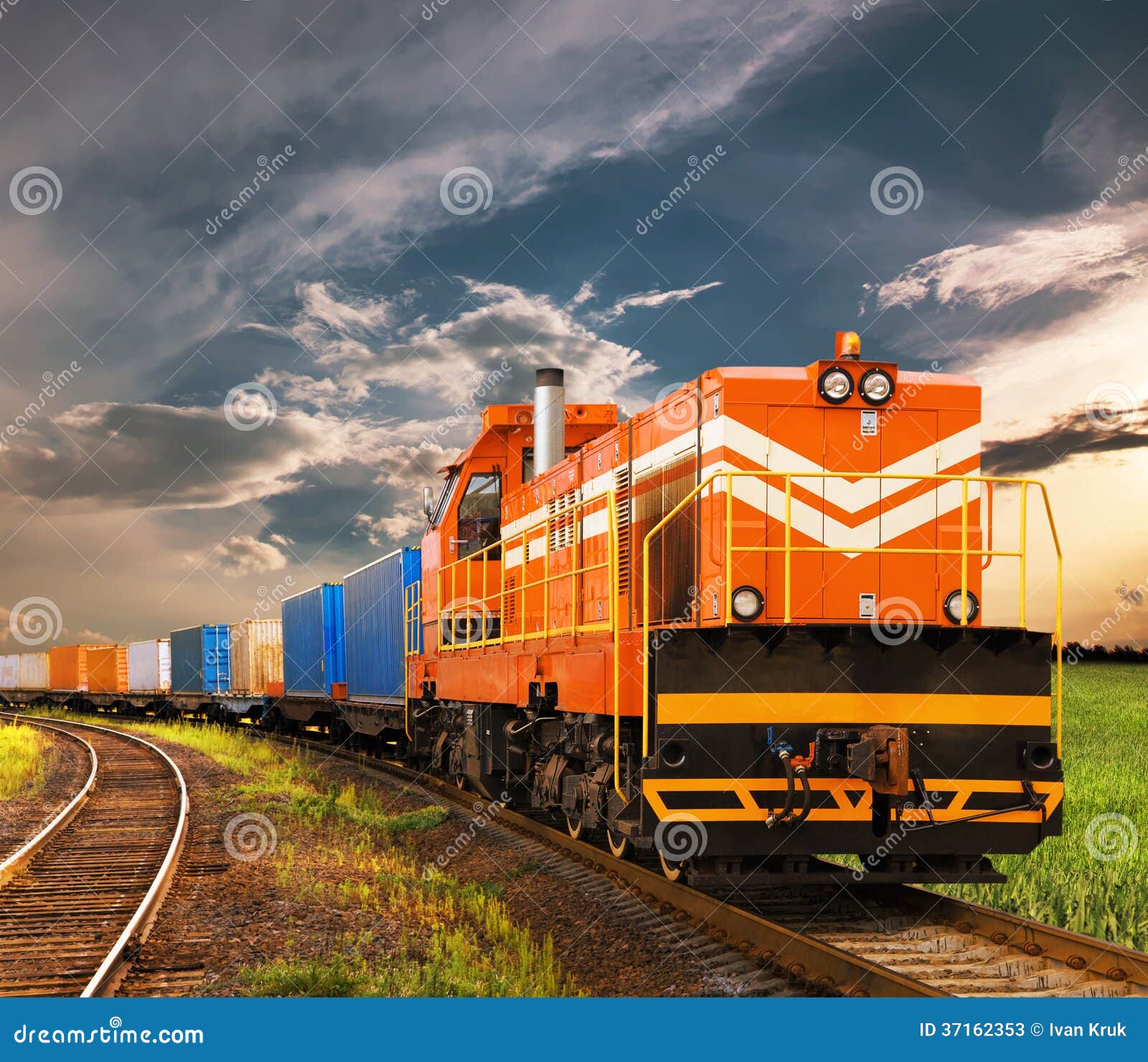 Goederentrein stock afbeelding. Image of traliewerk, vracht - 37162353