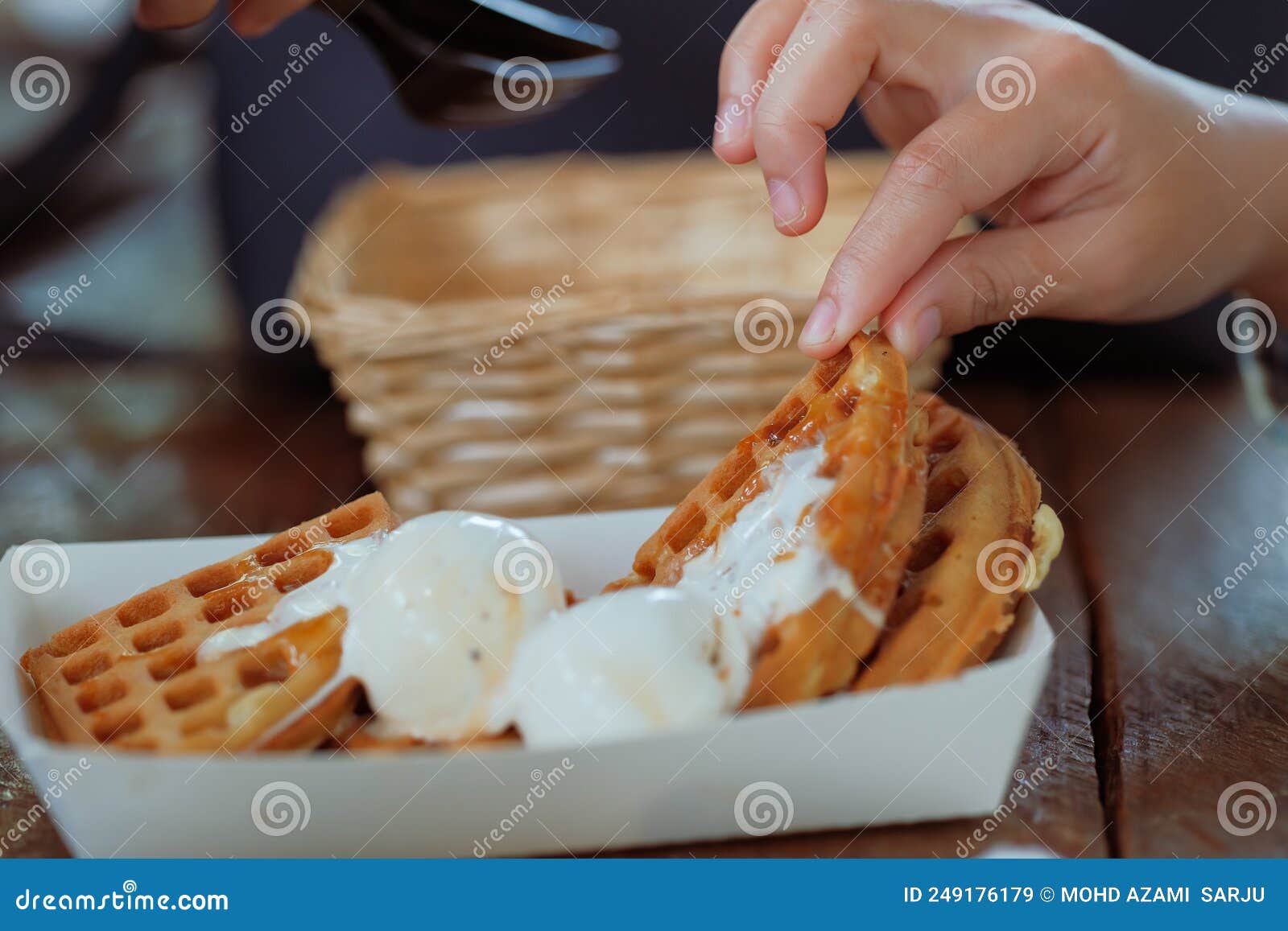 Gofres Caseros Con Helado De Vainilla Imagen de archivo - Imagen de ...