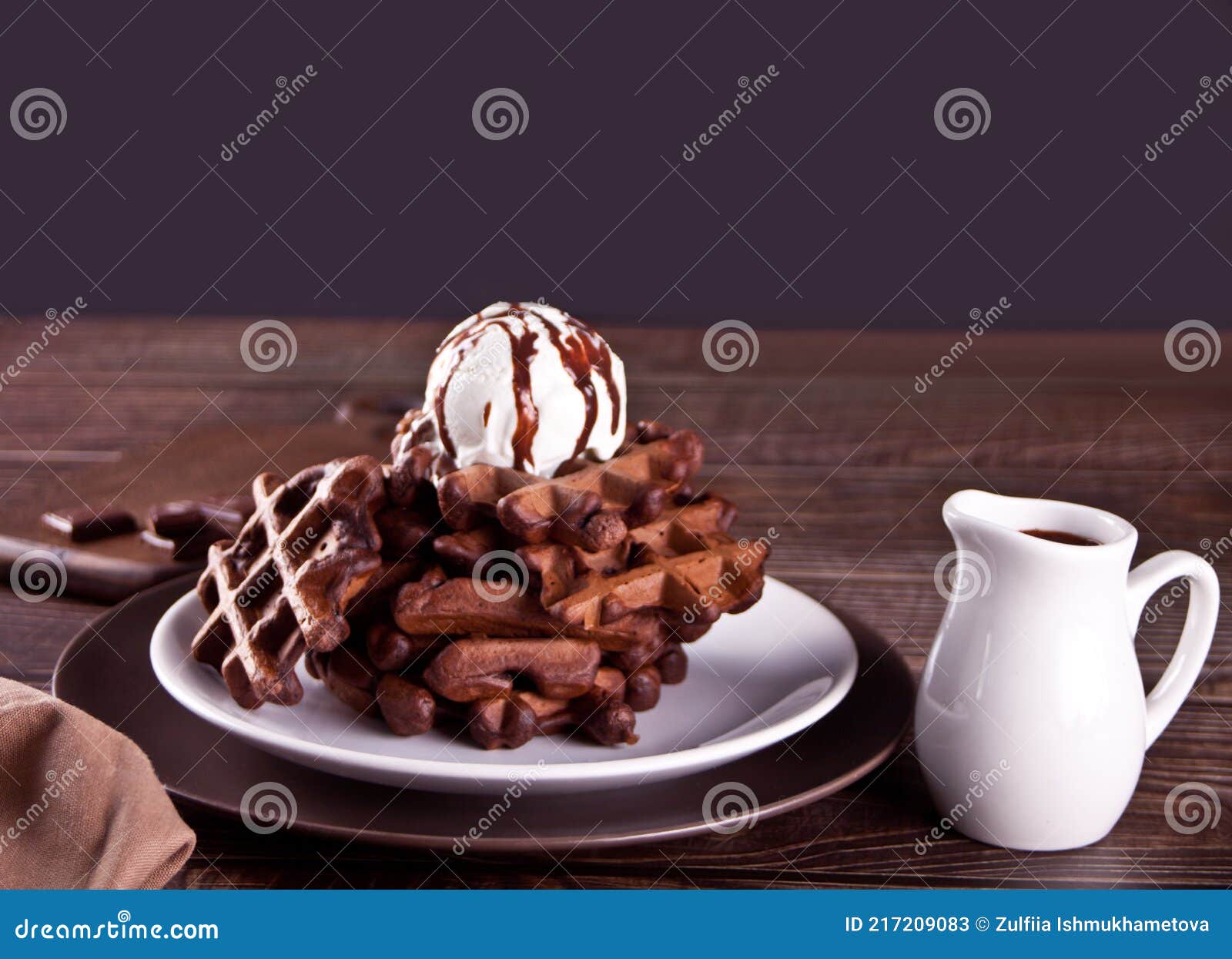 Gofres De Chocolate Caseros Con Helado Decorado Jarabe De Chocolate ...