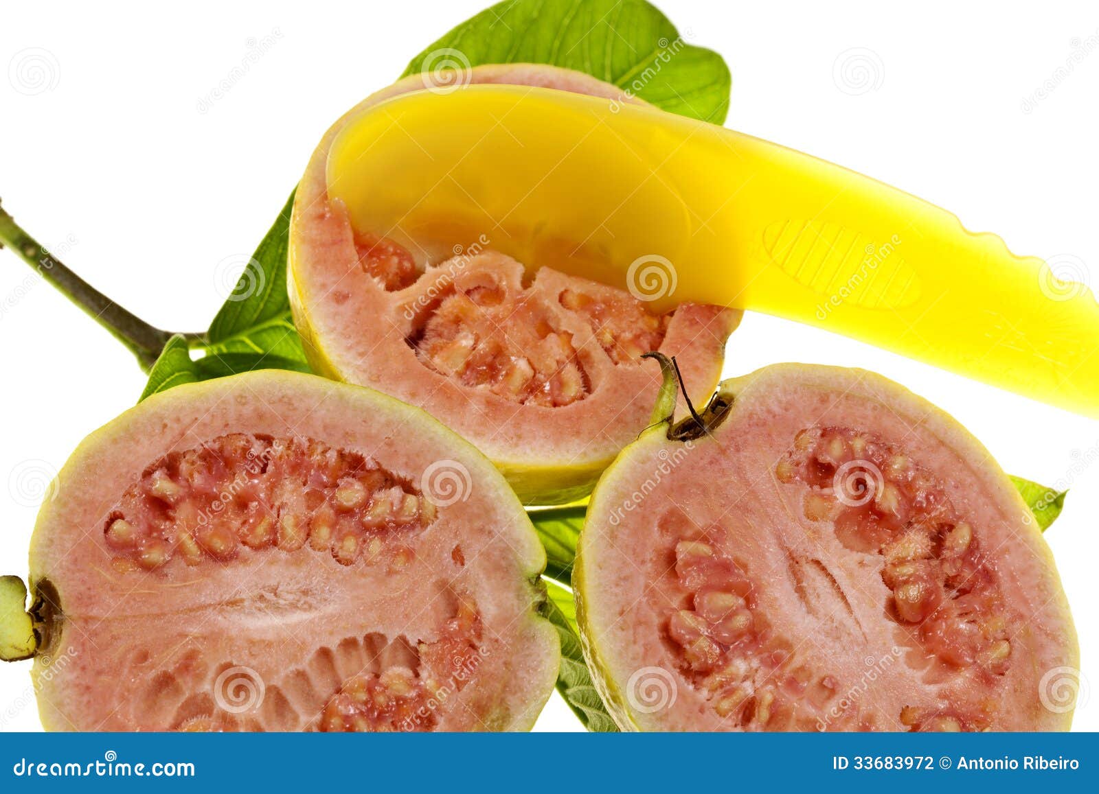 Goiaba Cor-de-rosa Com Colher Foto de Stock - Imagem de crocante ...