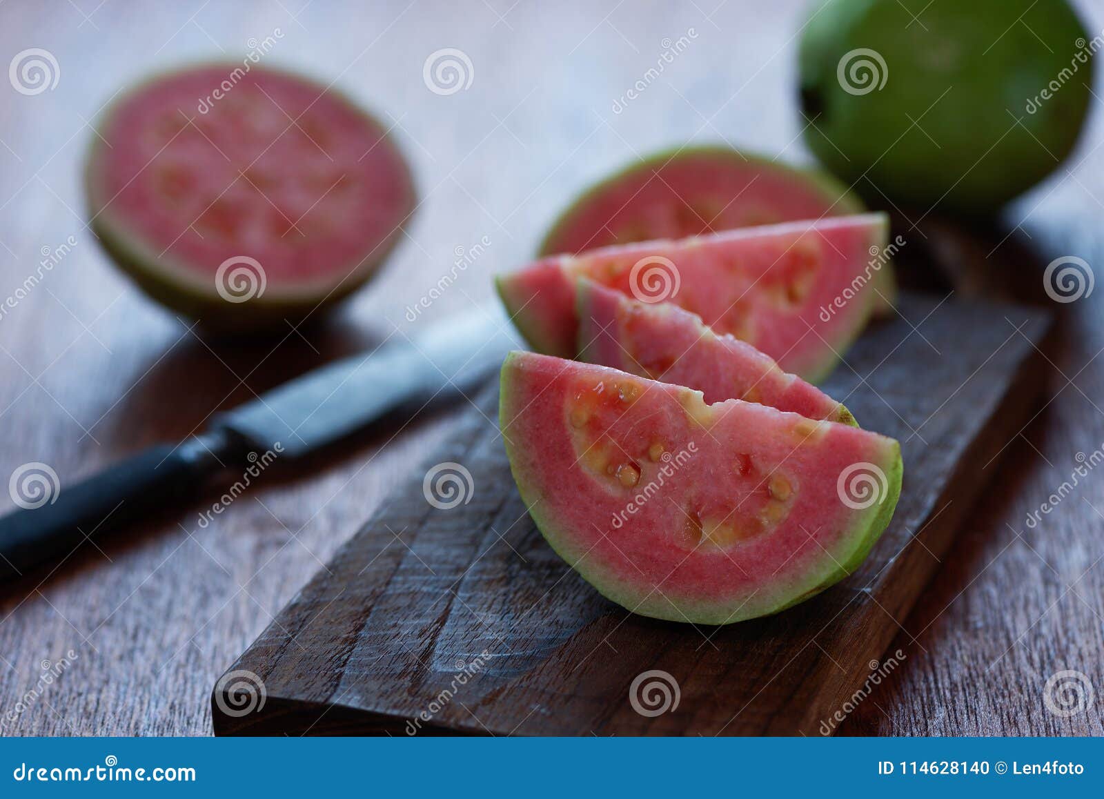 Goiaba Madura Na Tabela De Madeira Foto de Stock - Imagem de fatia ...