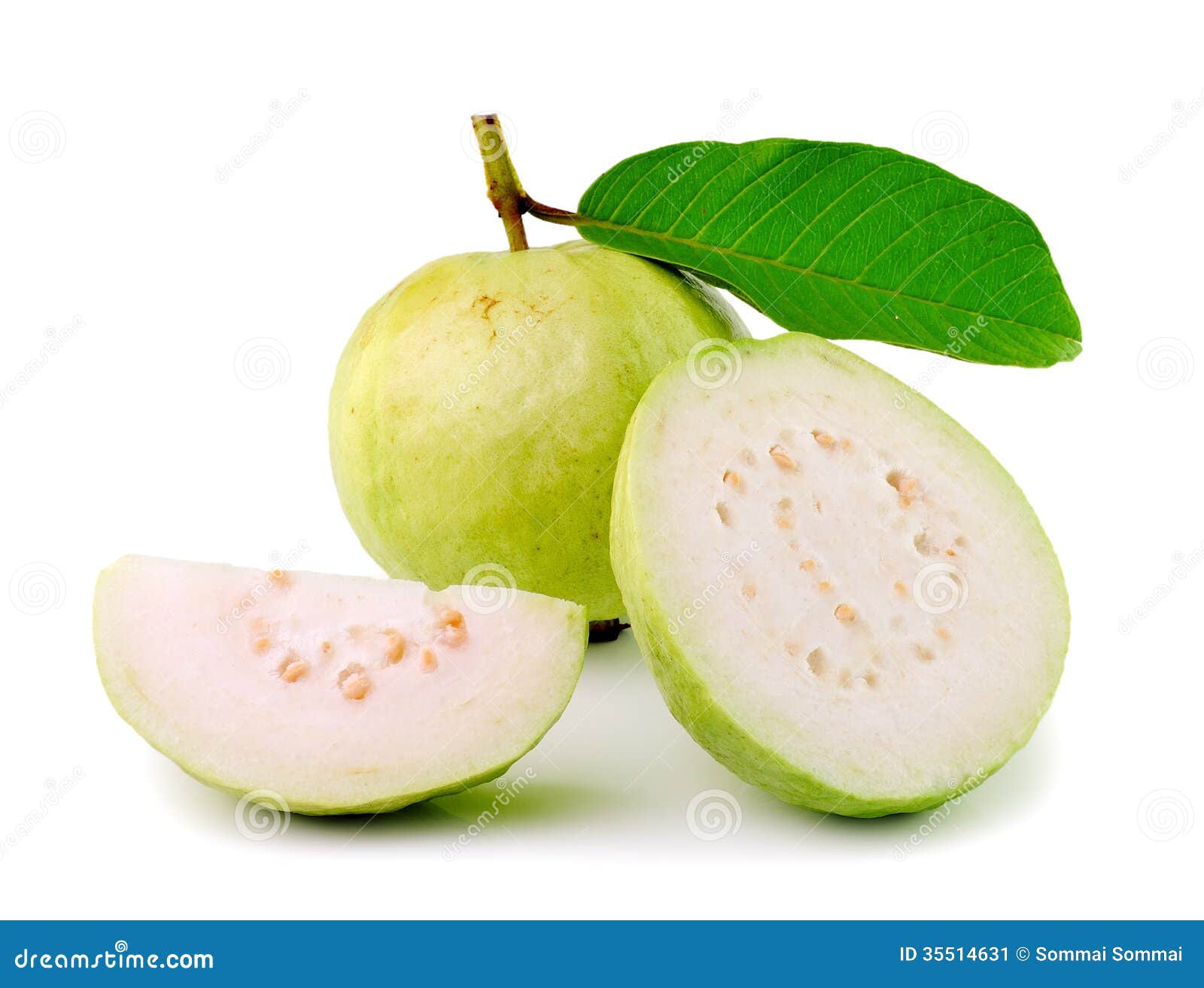 Goiaba no fundo branco imagem de stock. Imagem de branco - 35514631