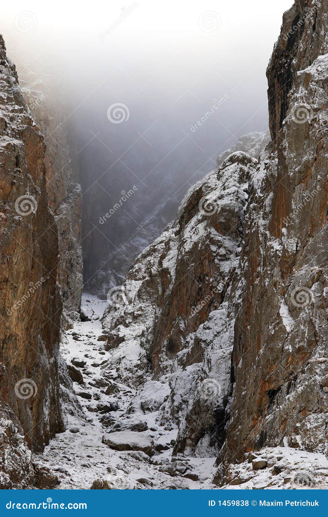 Gola Mystical della roccia fotografia stock. Immagine di drammatico ...