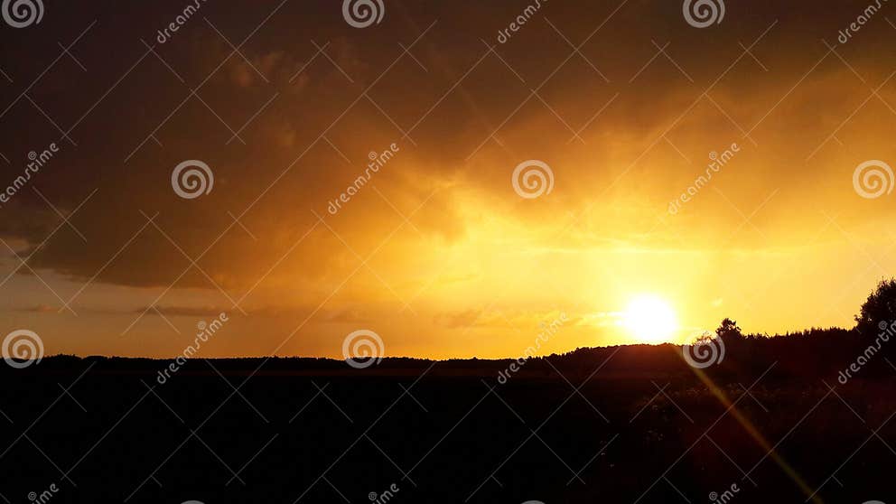 Gold color sunset stock photo. Image of sunset, sunshine - 289577802