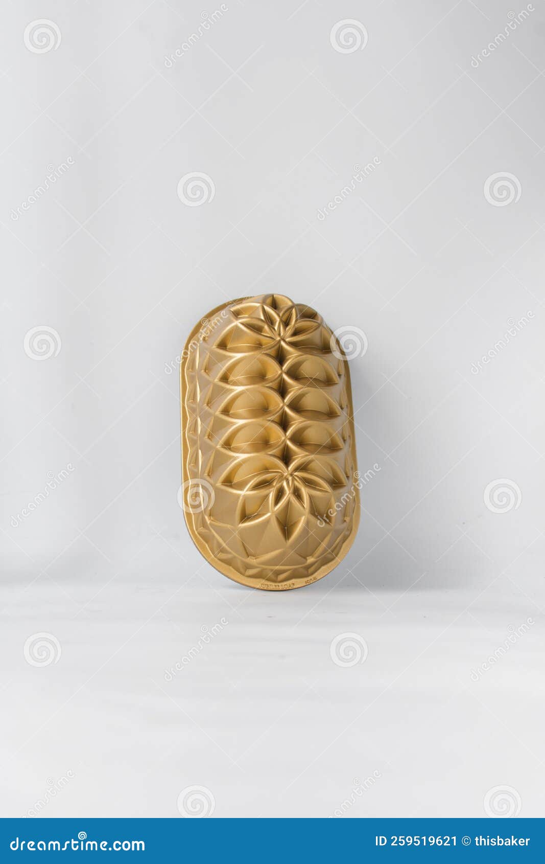 Gold Loaf Pan with Patterns, Cast Iron Loaf Pan Stock Image - Image of ...