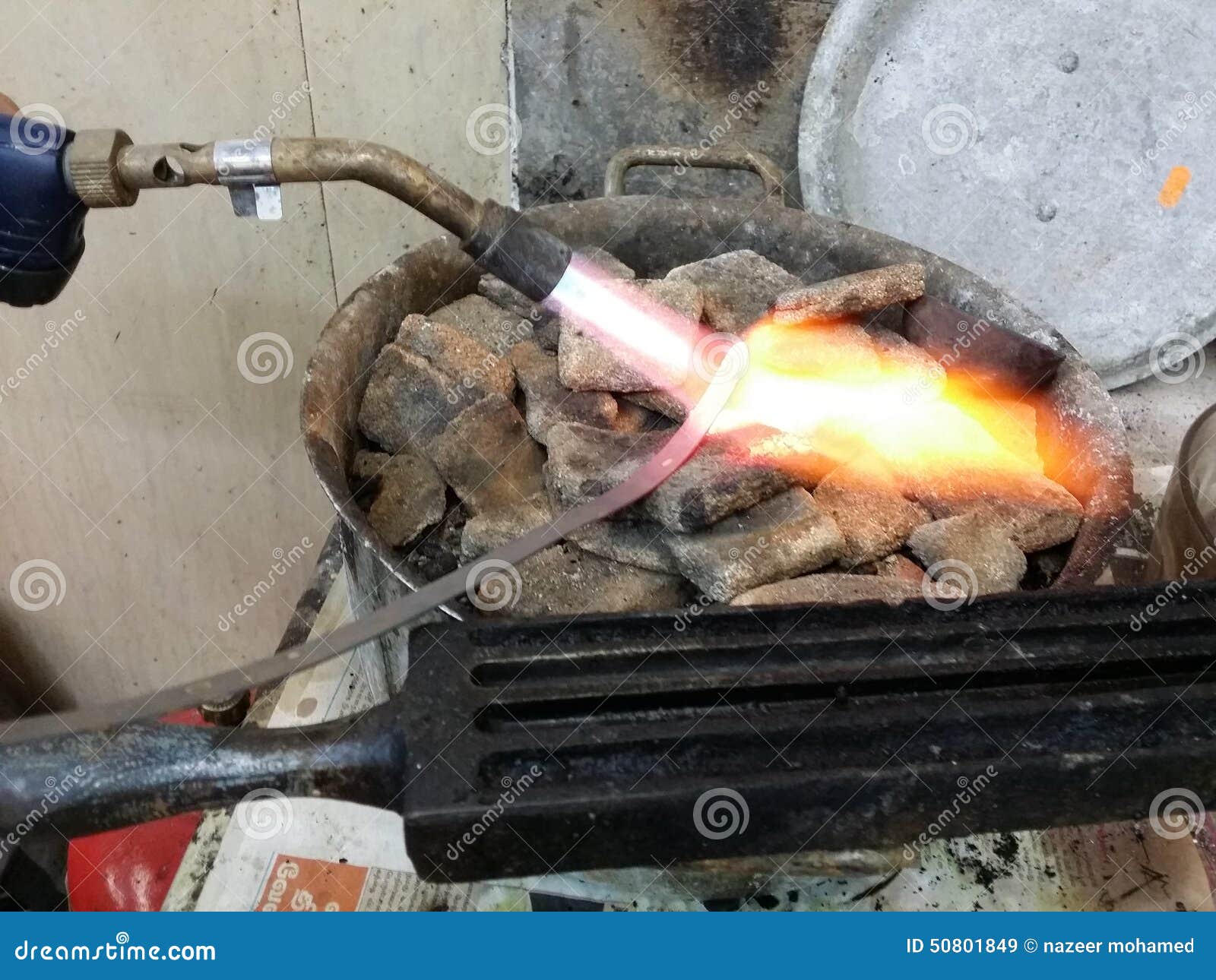 Gold jewelry making method stock image. Image of method - 50801849