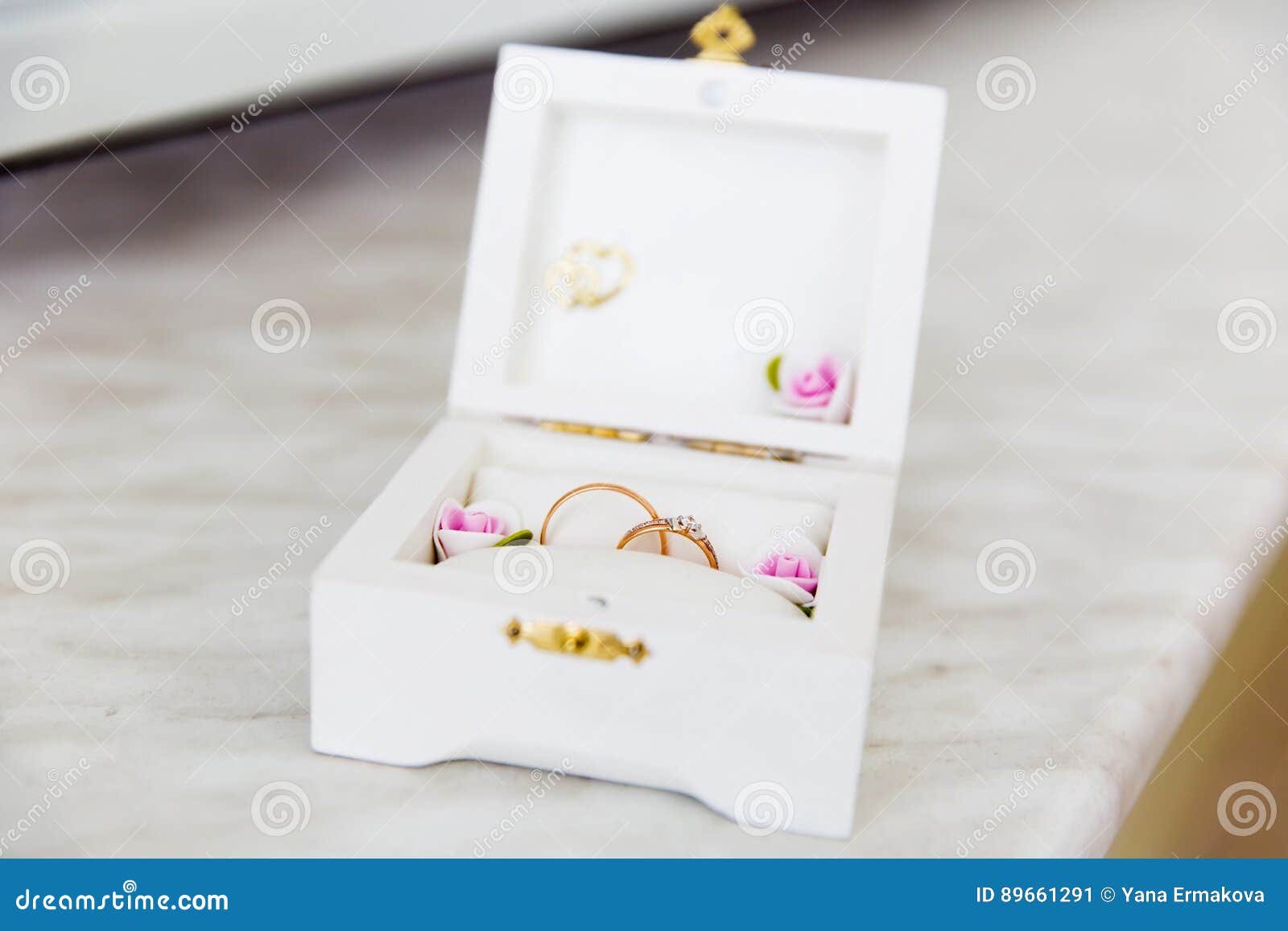 Gold Rings in Beautiful Box Stock Image - Image of jewel, gemstone ...