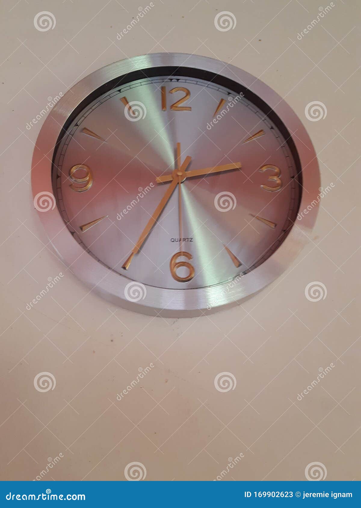 Golden Clock that Shows the Time Stock Image - Image of time, watch ...