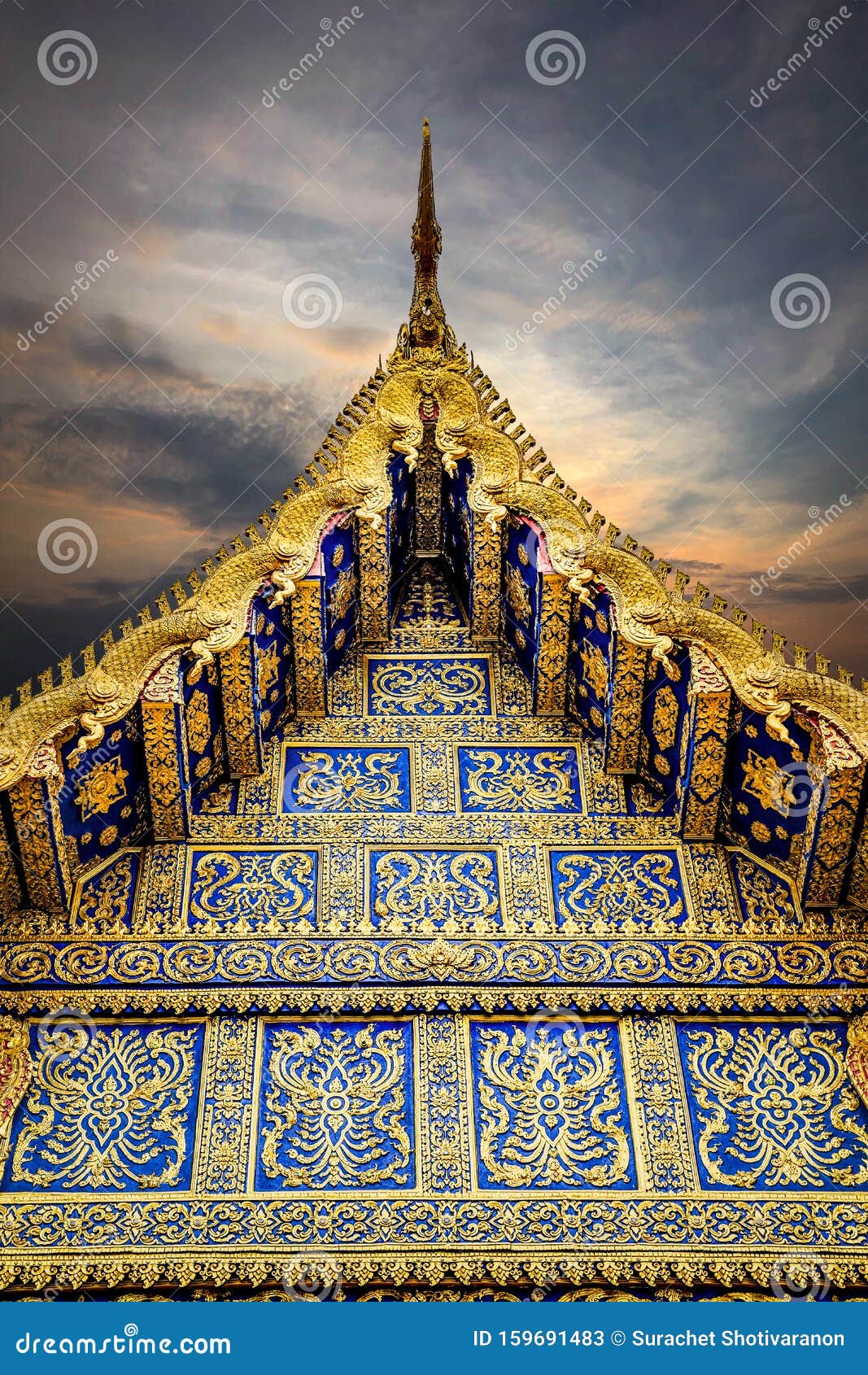 Golden Dak Van De Thaise Tempel Met De Twilight Sky Stock Afbeelding ...