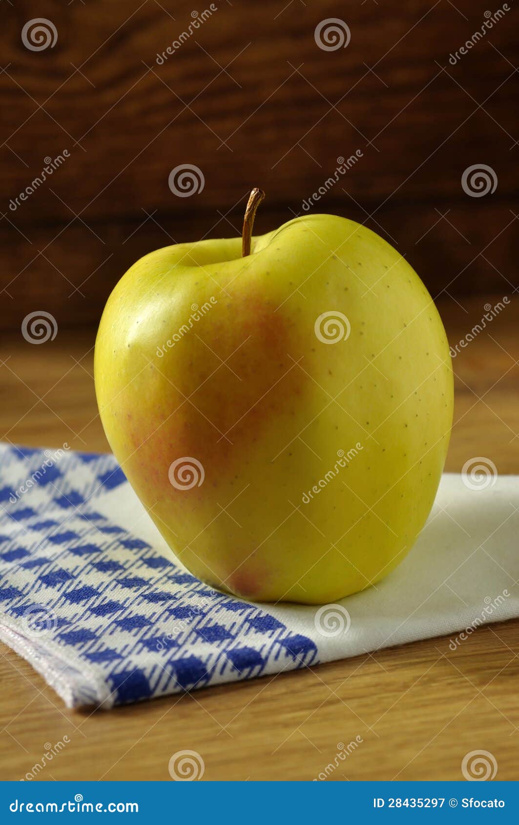 Golden- Delicious Apfel stockbild. Bild von nave, getrennt - 28435297