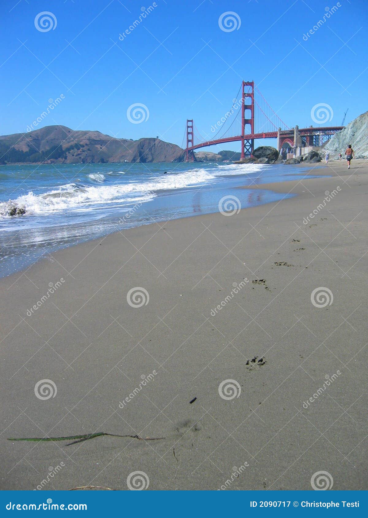 Golden Gate Bridge Beach View Stock Image - Image of rock, foot: 2090717