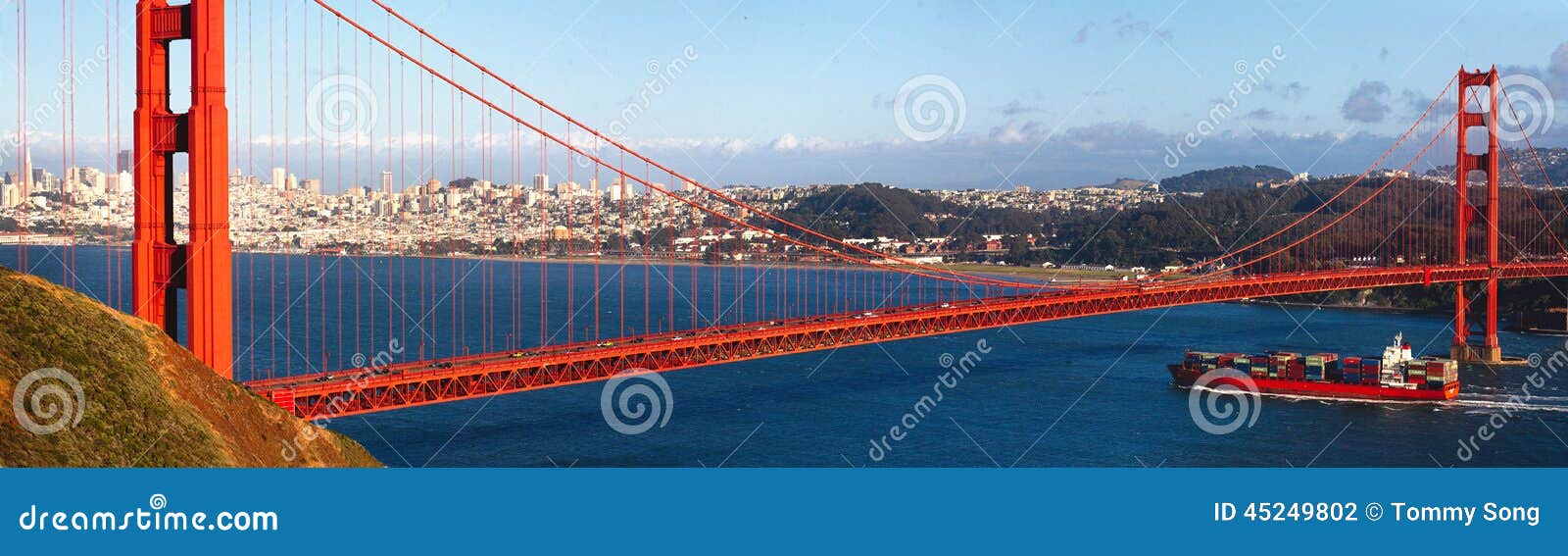 Golden Gate Bridge En Een Containerschip Stock Foto - Image of aankomst ...