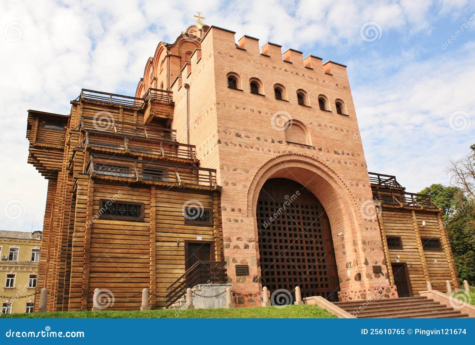 Golden Gate in Kiev with Battle Tower Stock Image - Image of historic ...