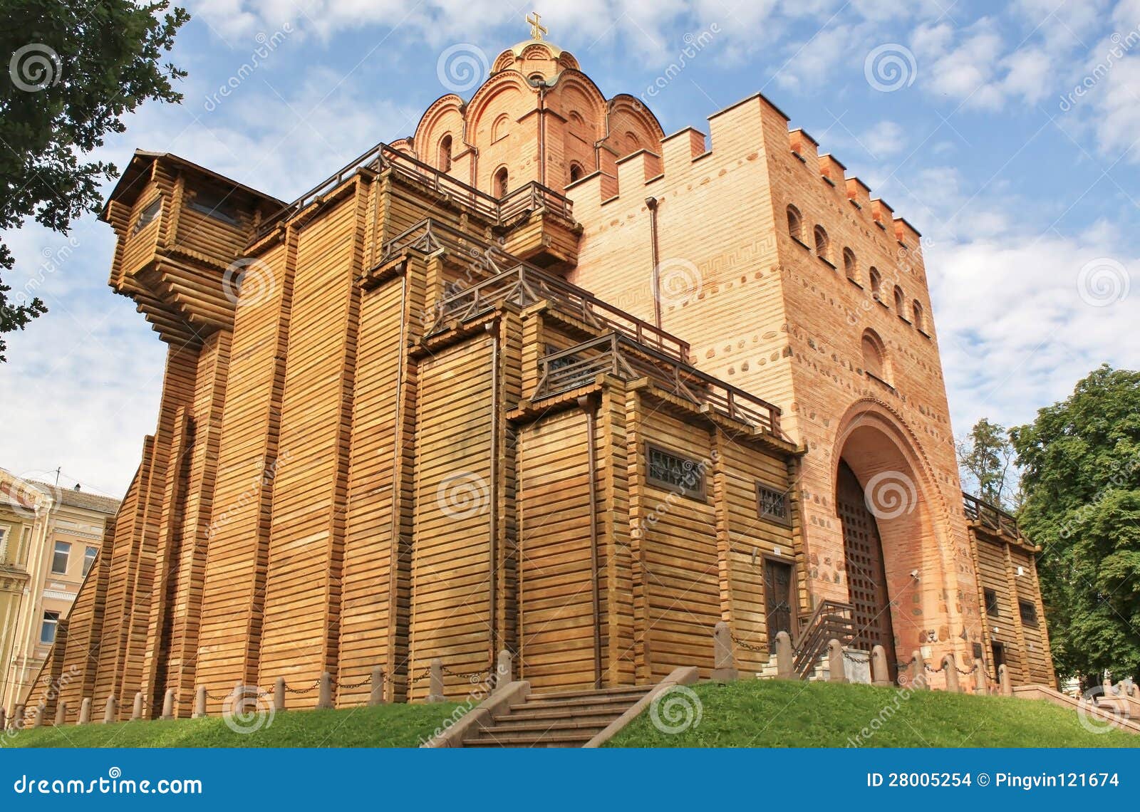 Golden Gate in Kiev with Battle Tower and Church of Annunciation Stock ...