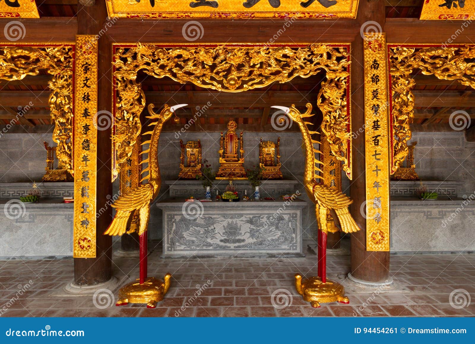 Golden Phoenix Statue On The Roof Of Byodoin Temple In Uji,Kyoto,Japan ...