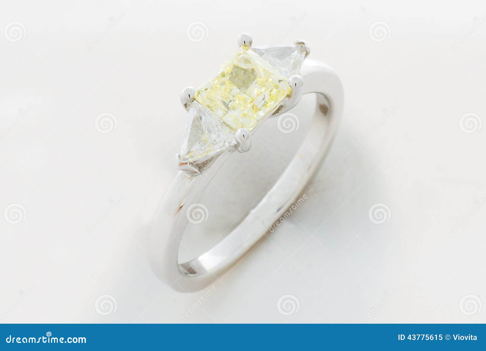 Golden ring stock image. Image of brilliant, bijouterie - 43775615