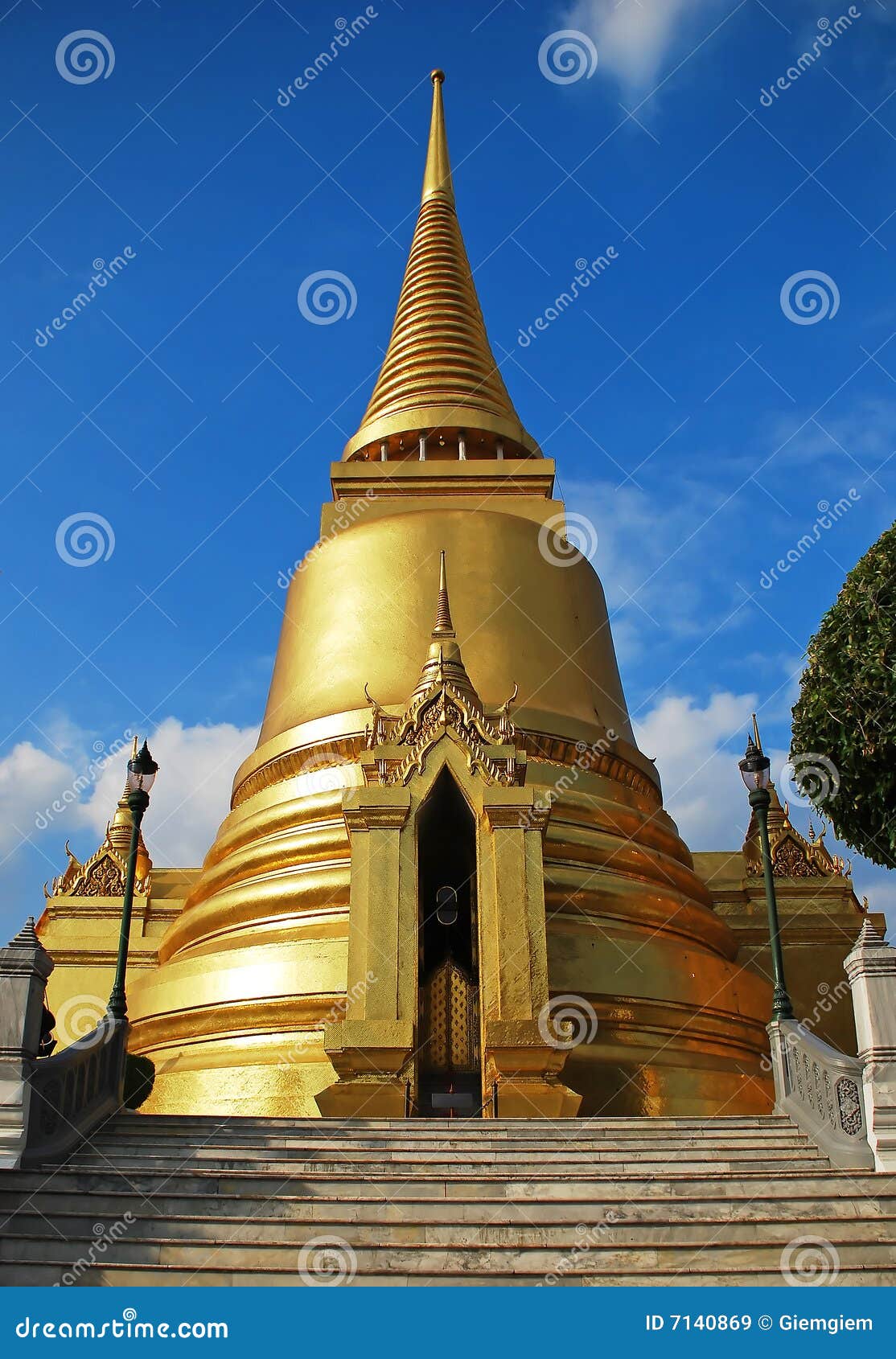 Golden Stupa at Wat Phra Kaew Stock Image - Image of thai, stupa: 7140869