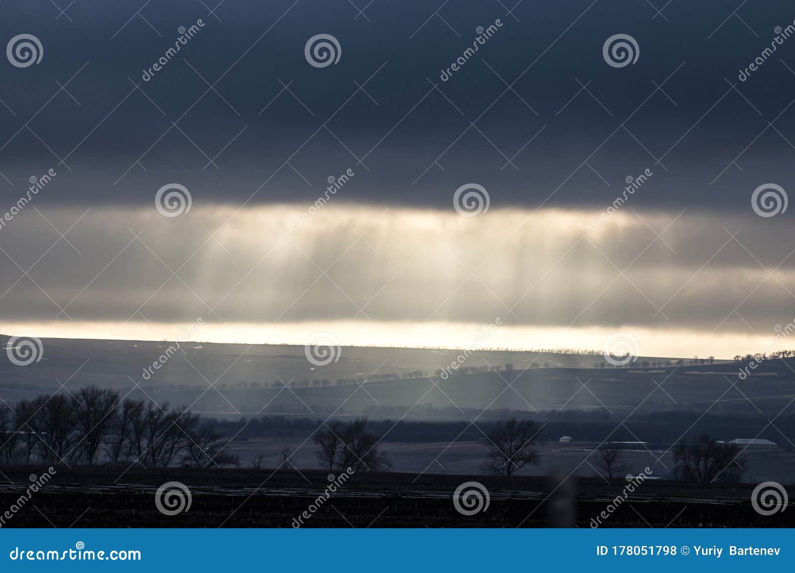 The Golden Sunlight through the Heavy Cloud before the Storm Com Stock ...