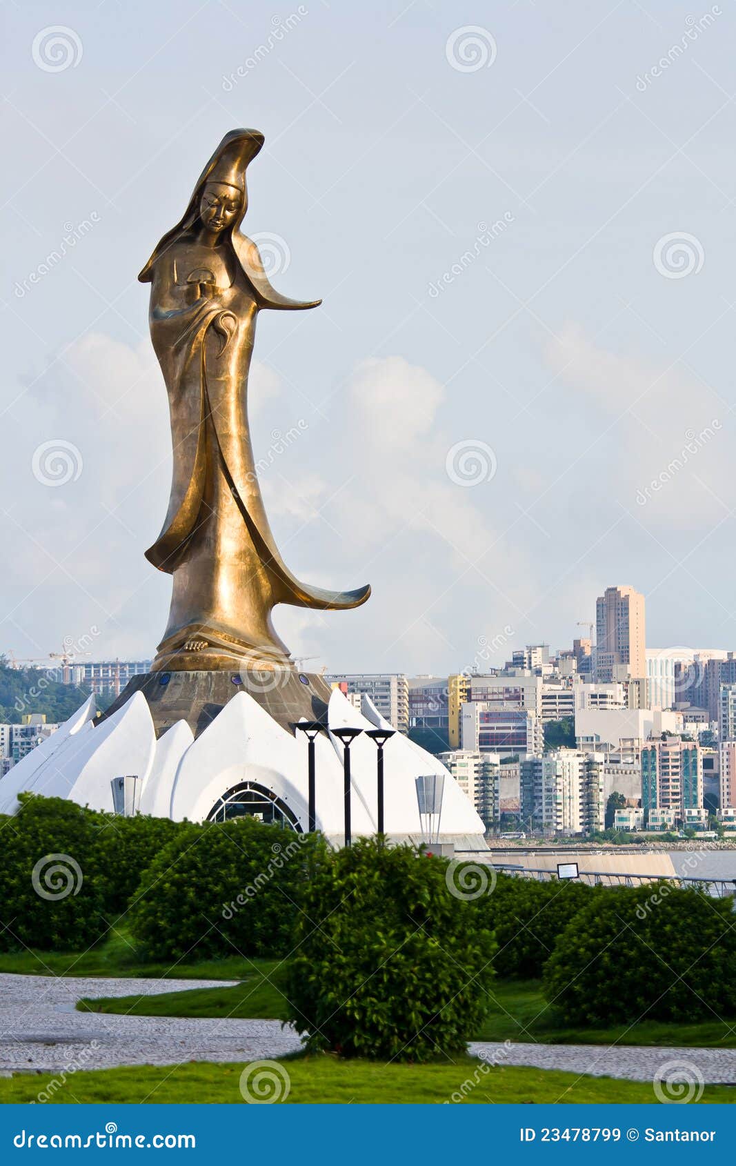 Goldene Guan Yin Statue stockbild. Bild von landschaft - 23478799