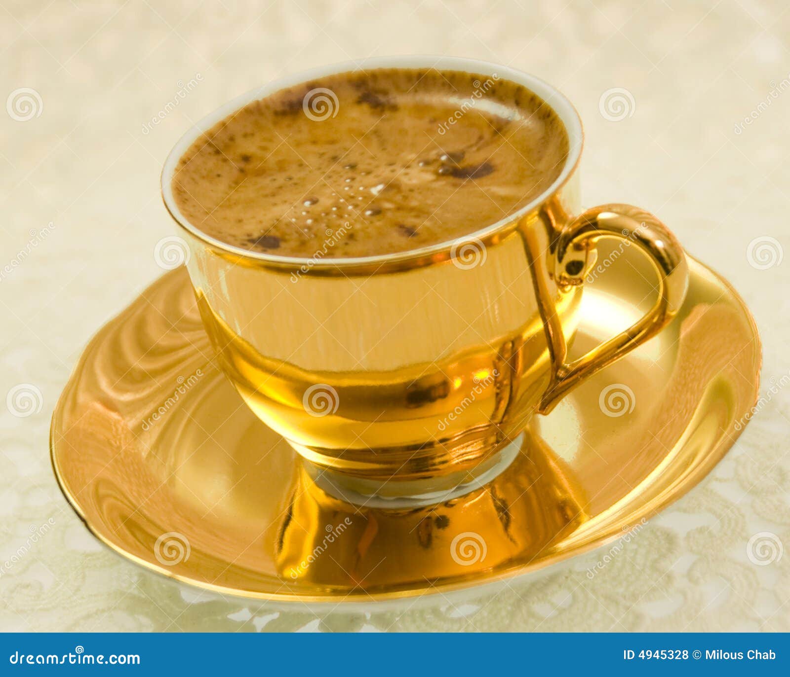 Goldene Kaffeetasse stockfoto. Bild von trinken, flüssigkeit - 4945328