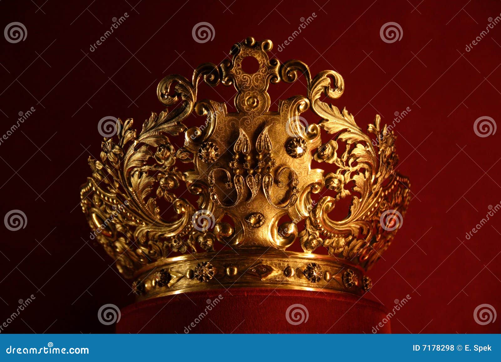 Goldene Krone stockfoto. Bild von reichtum, schön, königlich - 7178298