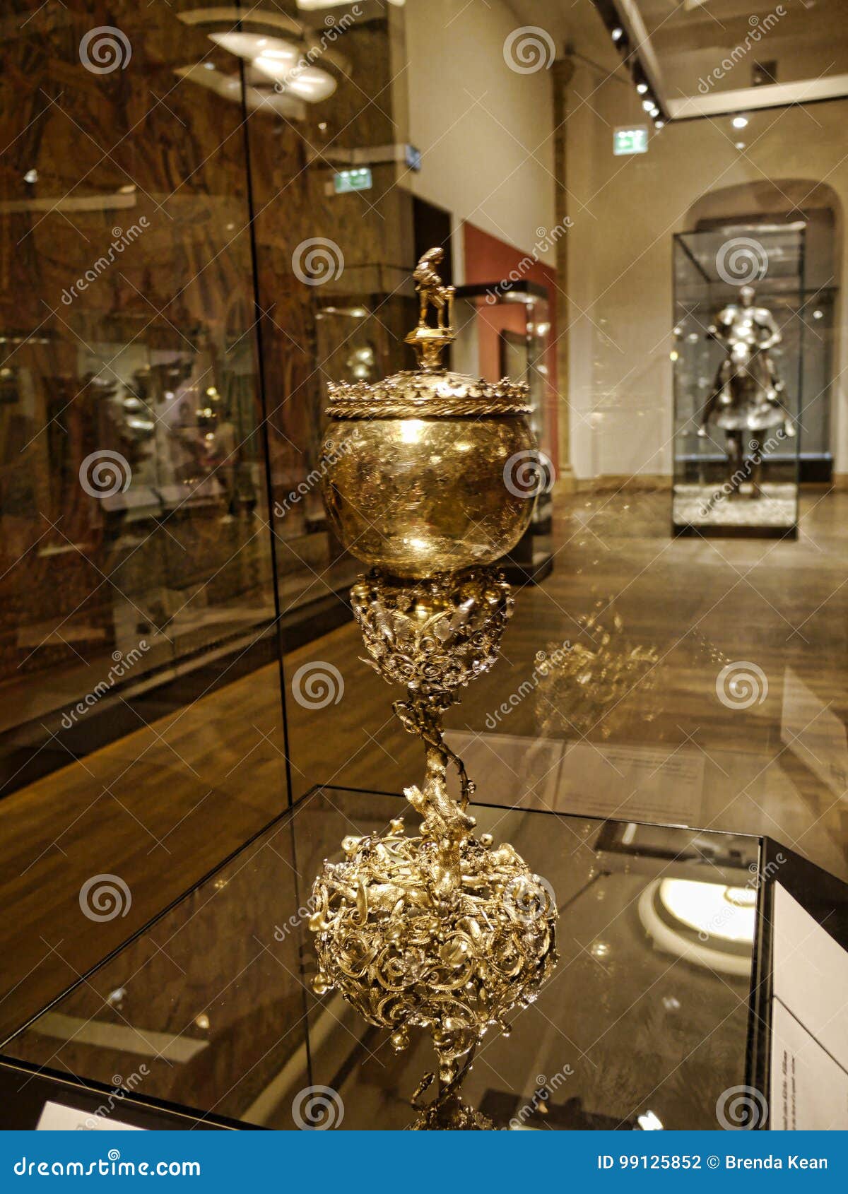 Goldene Schale Im Museum in Berlin Germany Redaktionelles ...