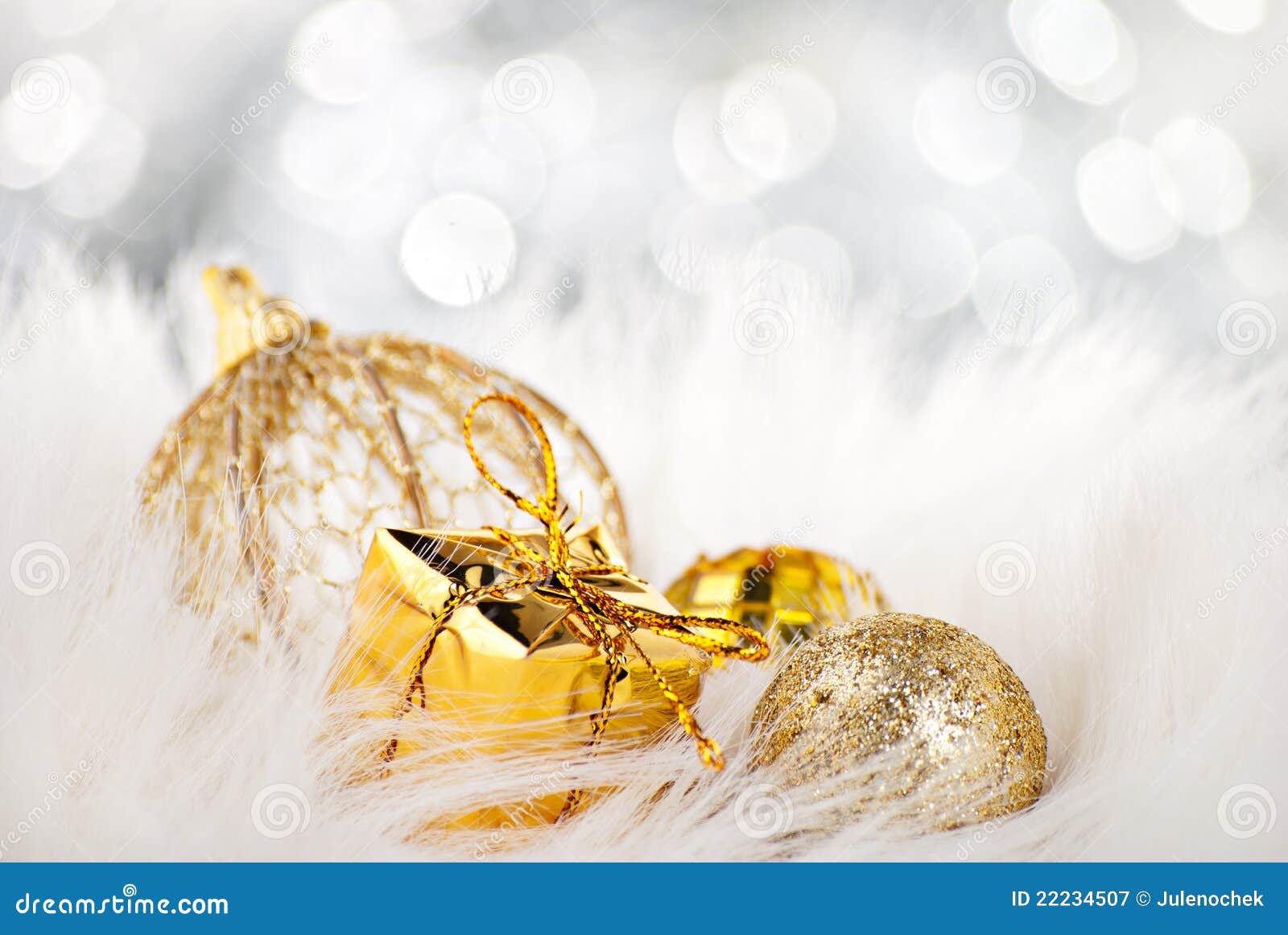Goldene Weihnachtskugeln Auf Abstraktem Hintergrund Stockbild - Bild ...