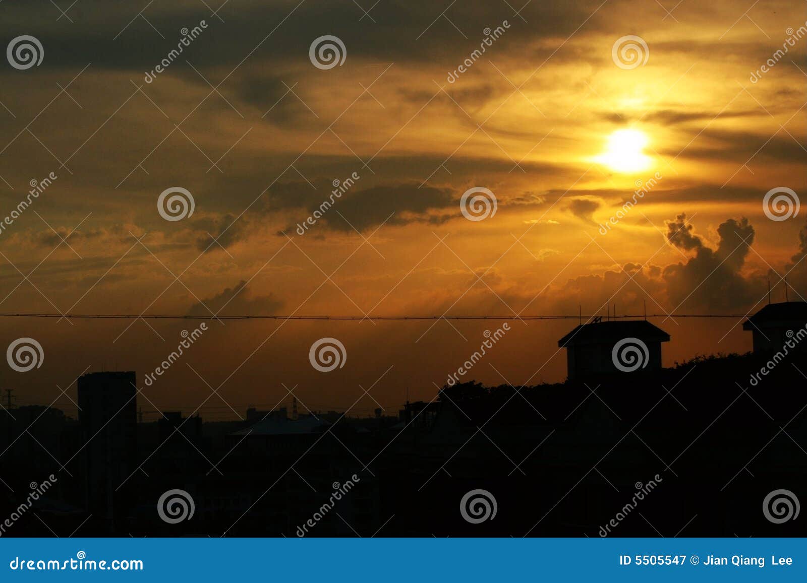 Goldene Wolke stockbild. Bild von gold, golden, cloudscape - 5505547
