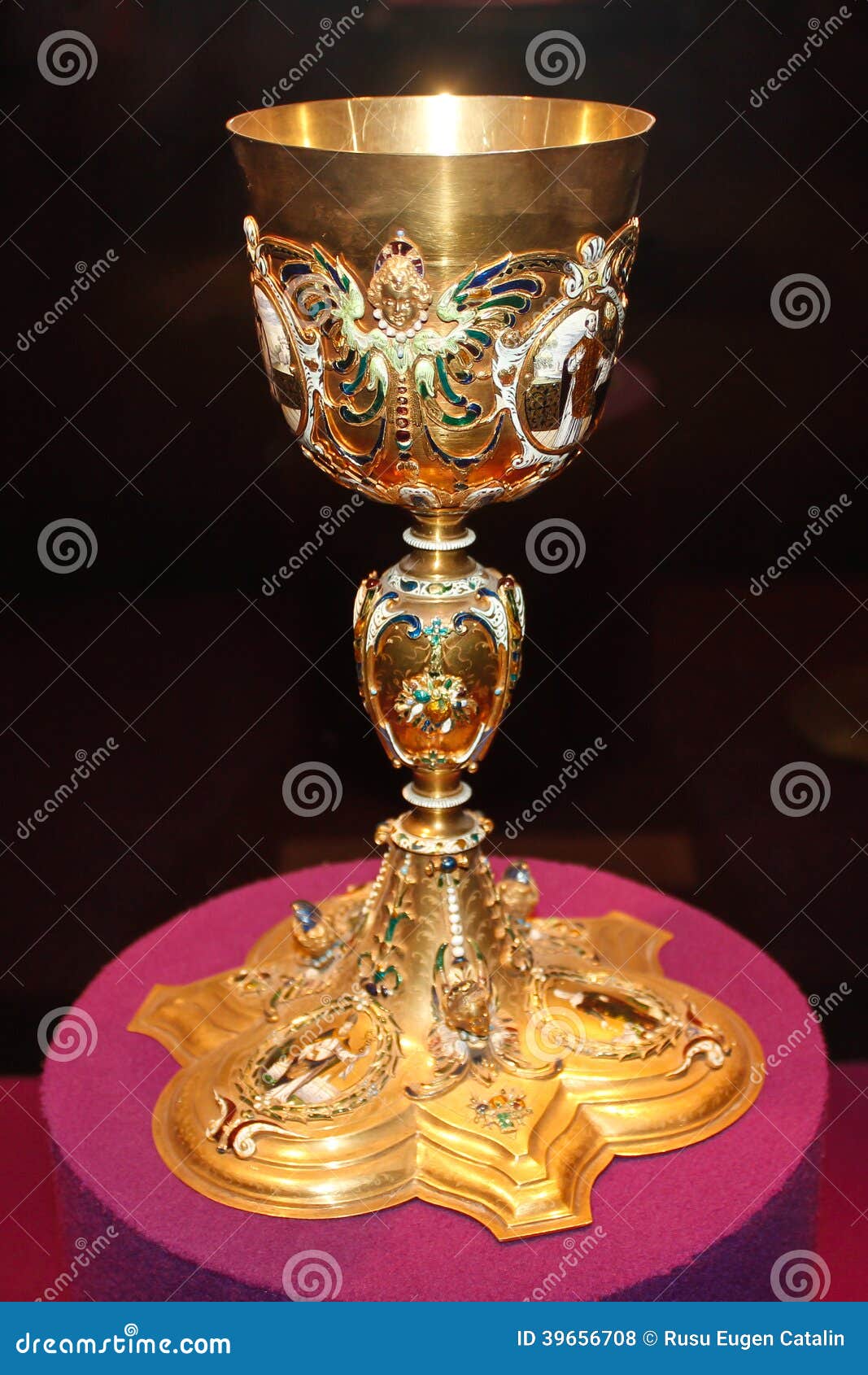 Goldener Becher stockfoto. Bild von getrennt, blume, christentum - 39656708