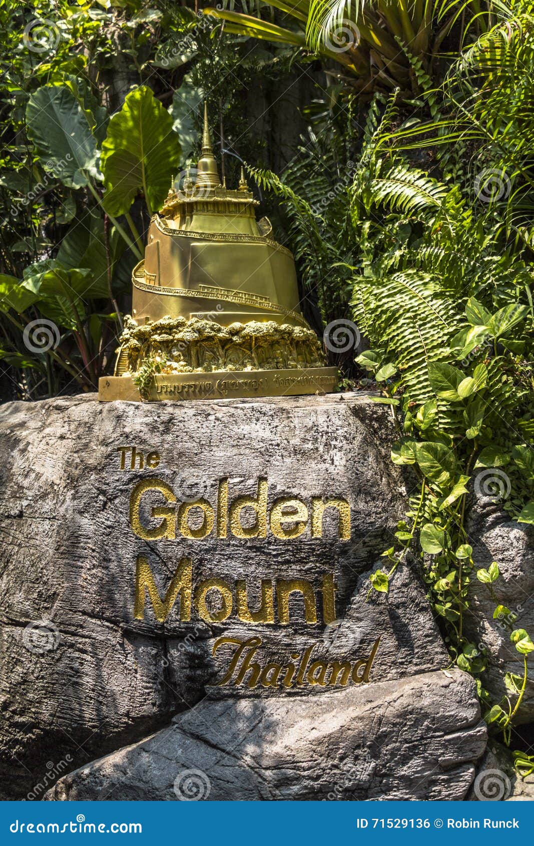 Goldener Berg-Tempeleingang in Bangkok Stockfoto - Bild von grün, asien ...