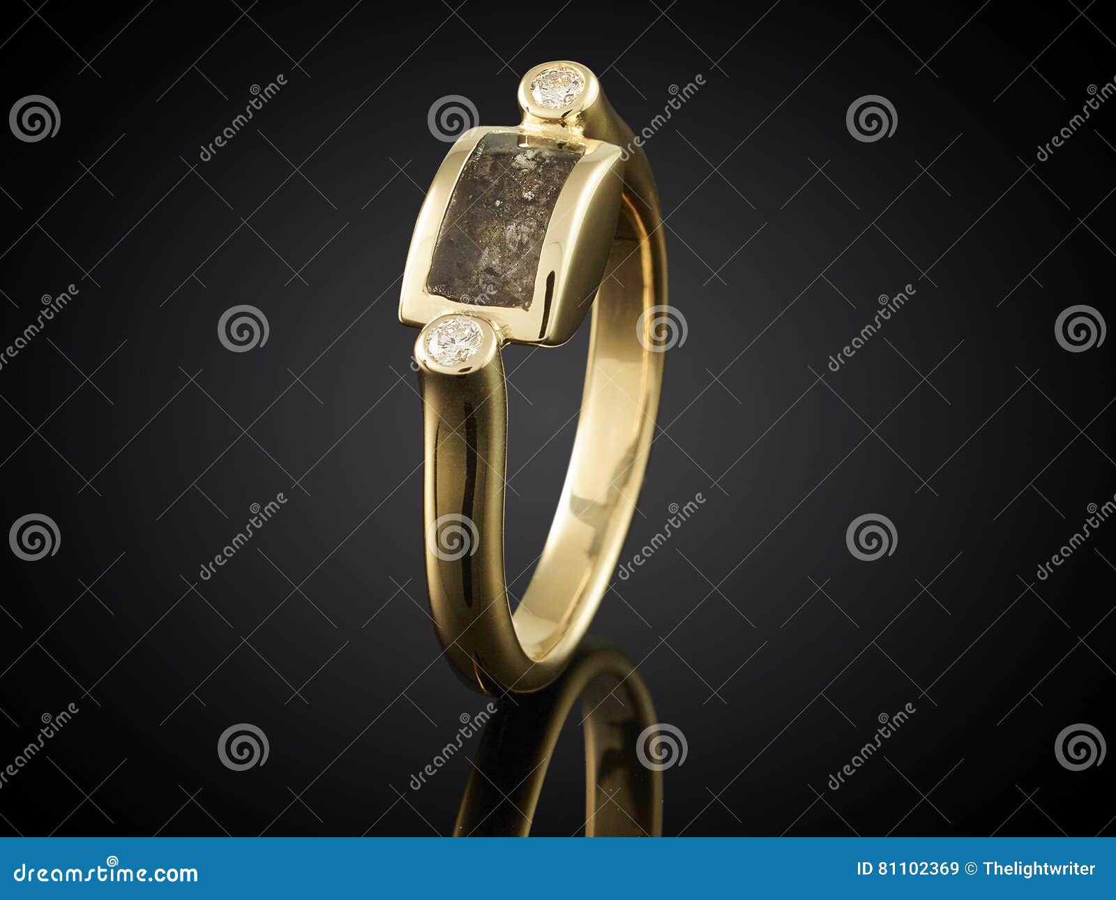 Goldener Ring Mit Asche Auf Schwarzem Stockbild - Bild von mode, juwel ...