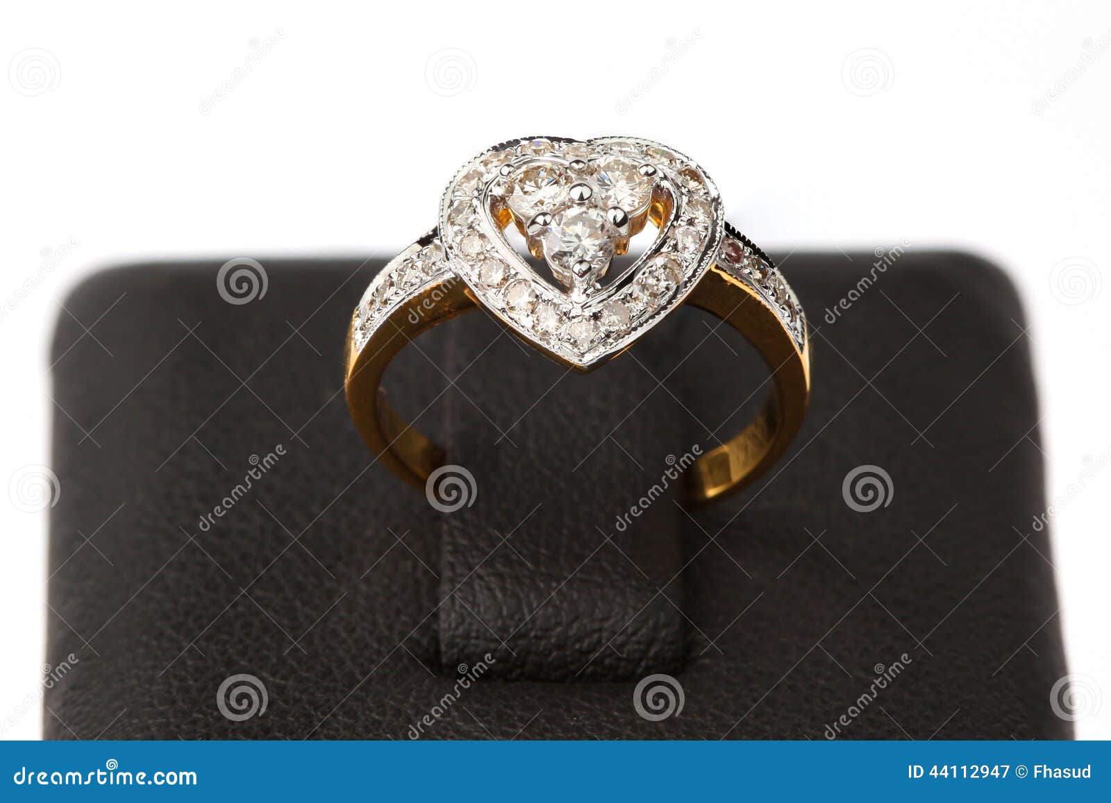 Goldener Ring Mit Diamanten Auf Basis Stockbild - Bild von messing ...