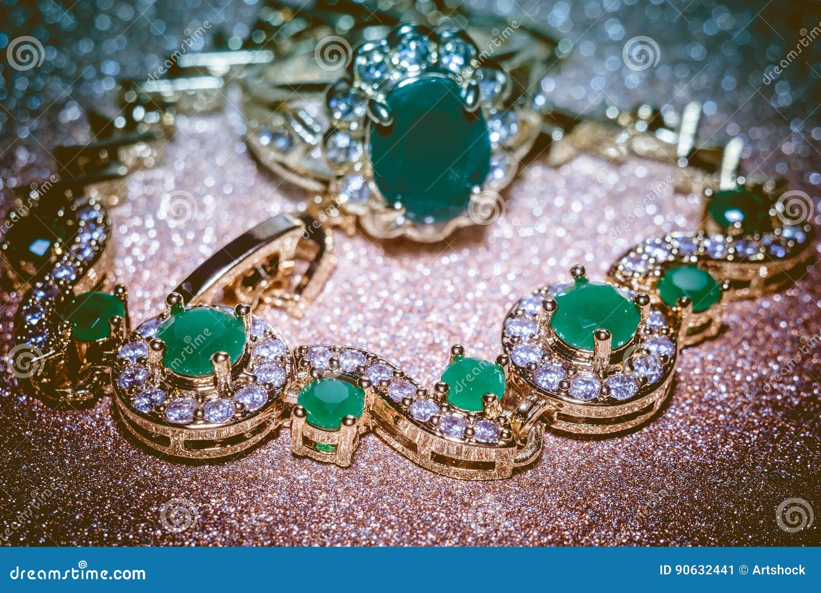 Goldener Ring Mit Emerald Retro Stockbild - Bild von kostspielig ...