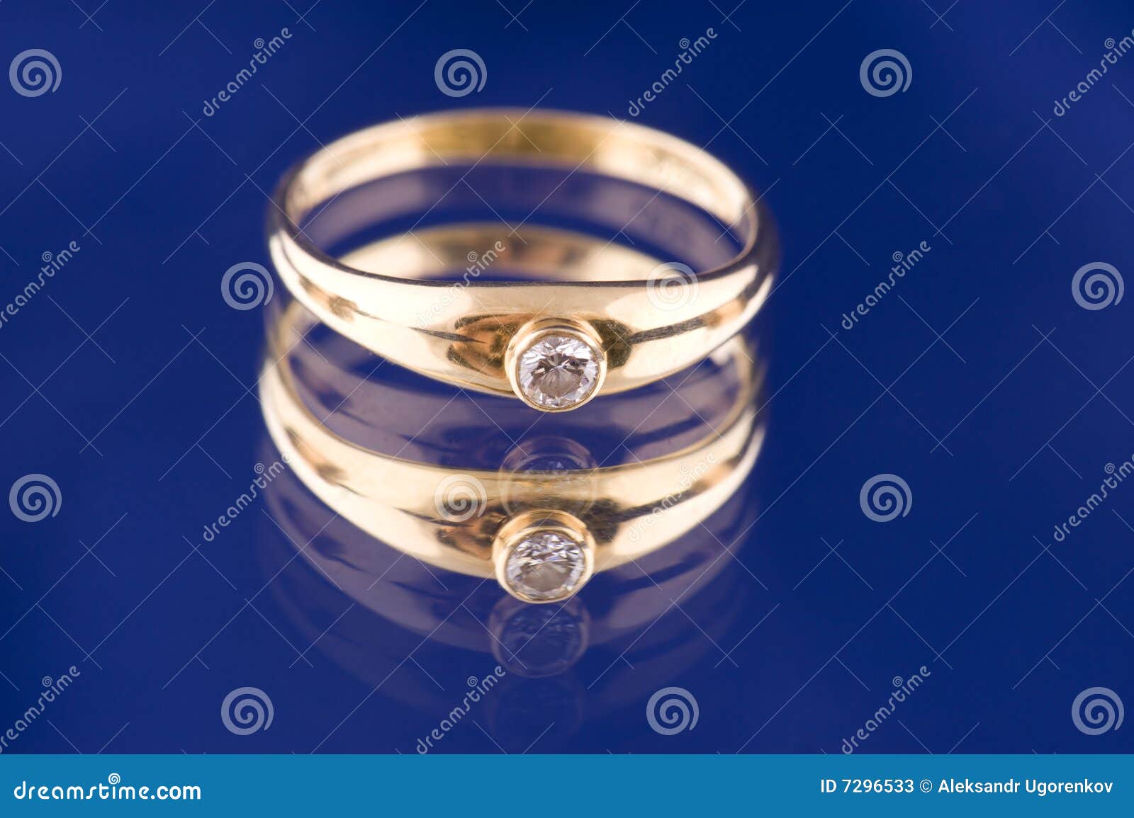 Goldener Ring Mit Stein Auf Blau Stockbild - Bild von juwel, reichlich ...