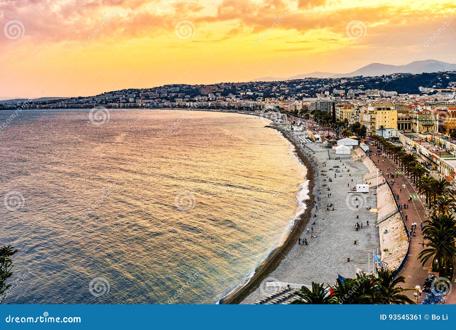 Goldener Strand Von Nizza, Frankreich Stockbild - Bild von szenisch ...