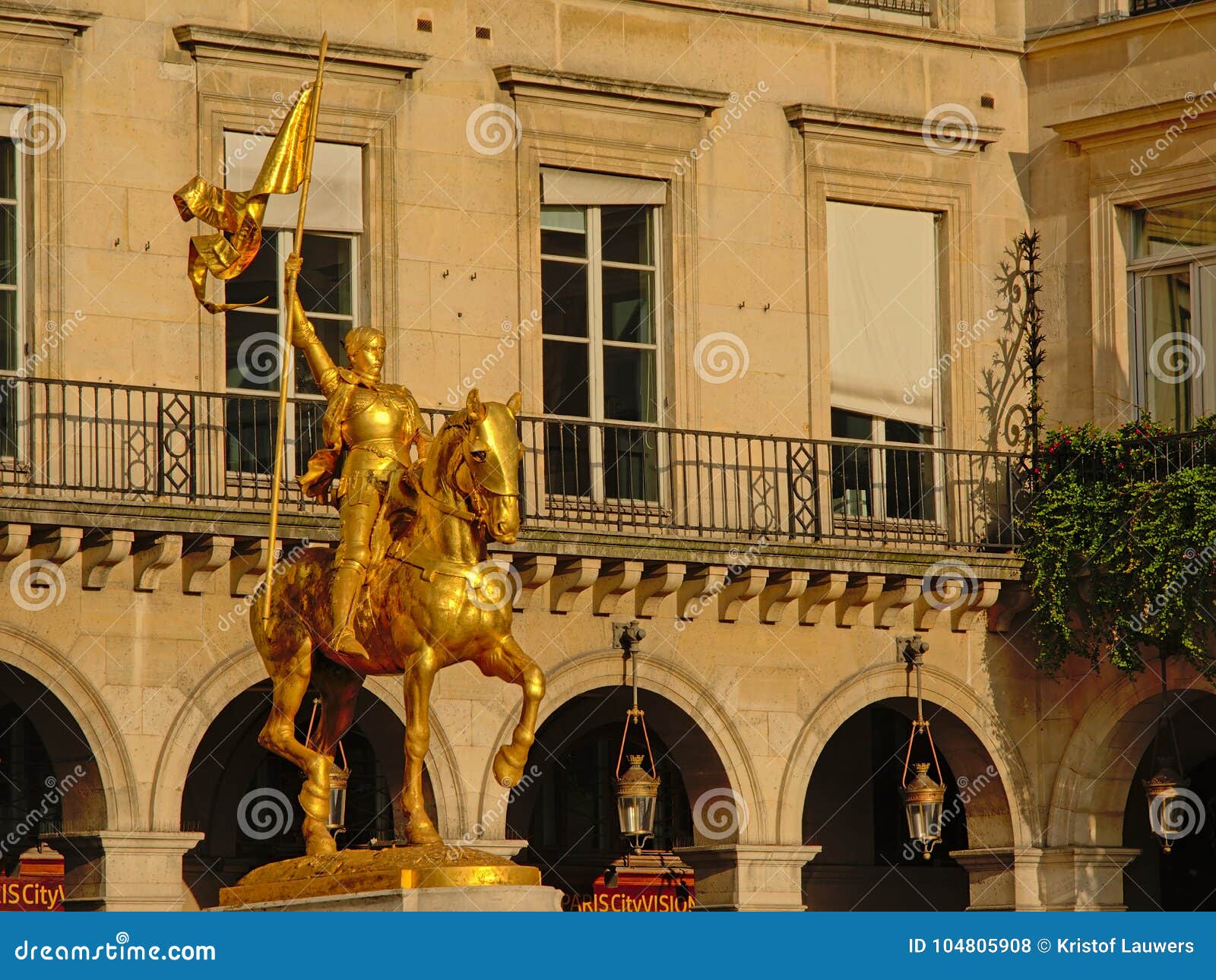 Goldstatue Von Jeanne D'Arc, Paris Redaktionelles Stockfoto - Bild von markierungsfahne ...