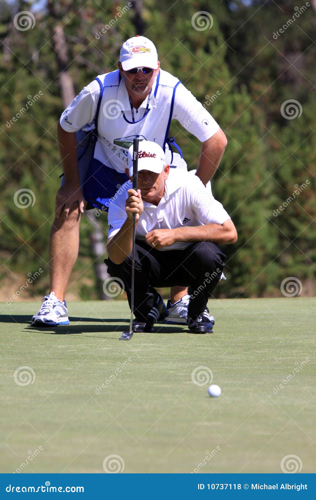 Golf - Lining Up a Putt editorial stock photo. Image of crowd - 10737118