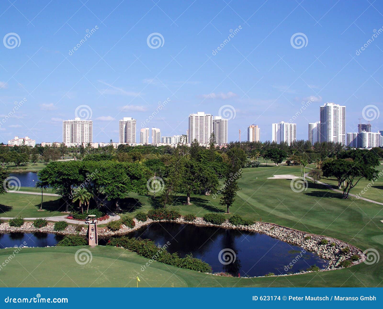 Golf-parque foto de archivo. Imagen de asoleado, cuento - 623174