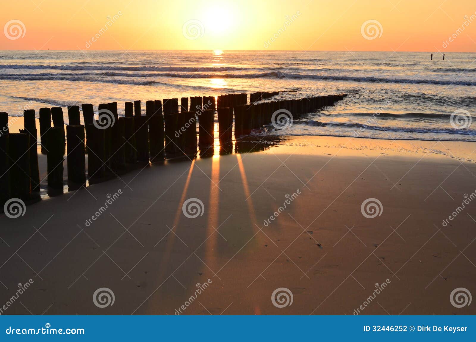 Golfbrekers Op Het Strand in De Avond Zon Stock Foto - Image of nave ...