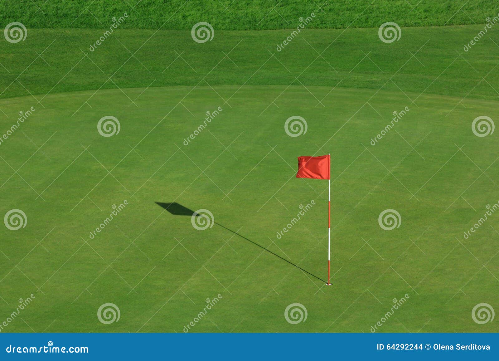 Golffeld mit roter Fahne stockfoto. Bild von freizeit - 64292244