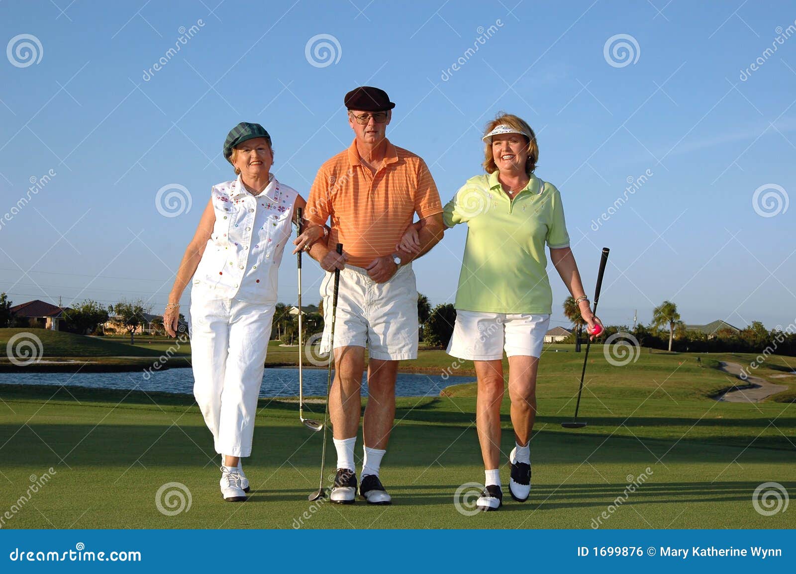 Golfistas felices foto de archivo. Imagen de bueno, maduro - 1699876