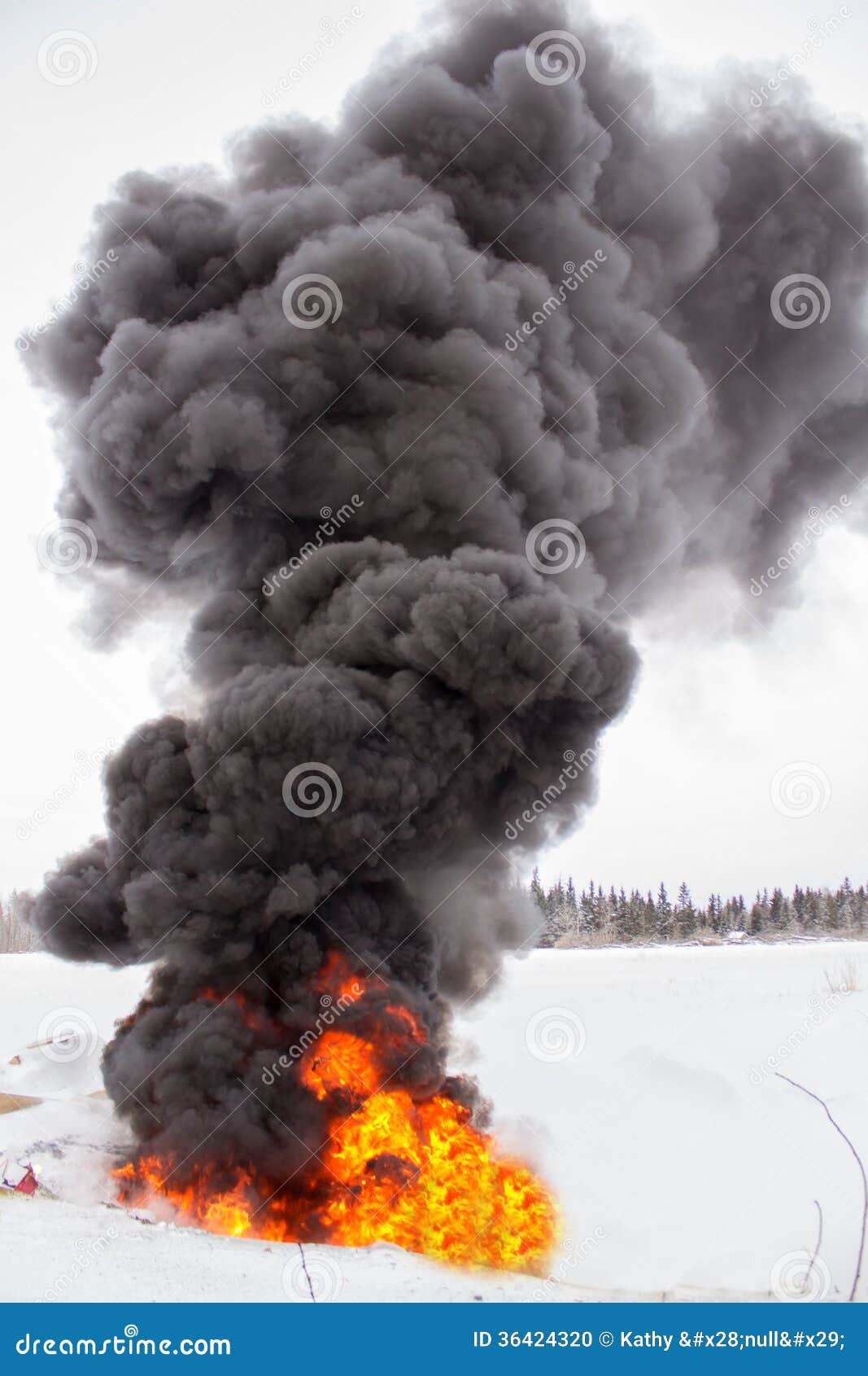 Golvende zwarte rook stock foto. Image of sneeuw, brand - 36424320