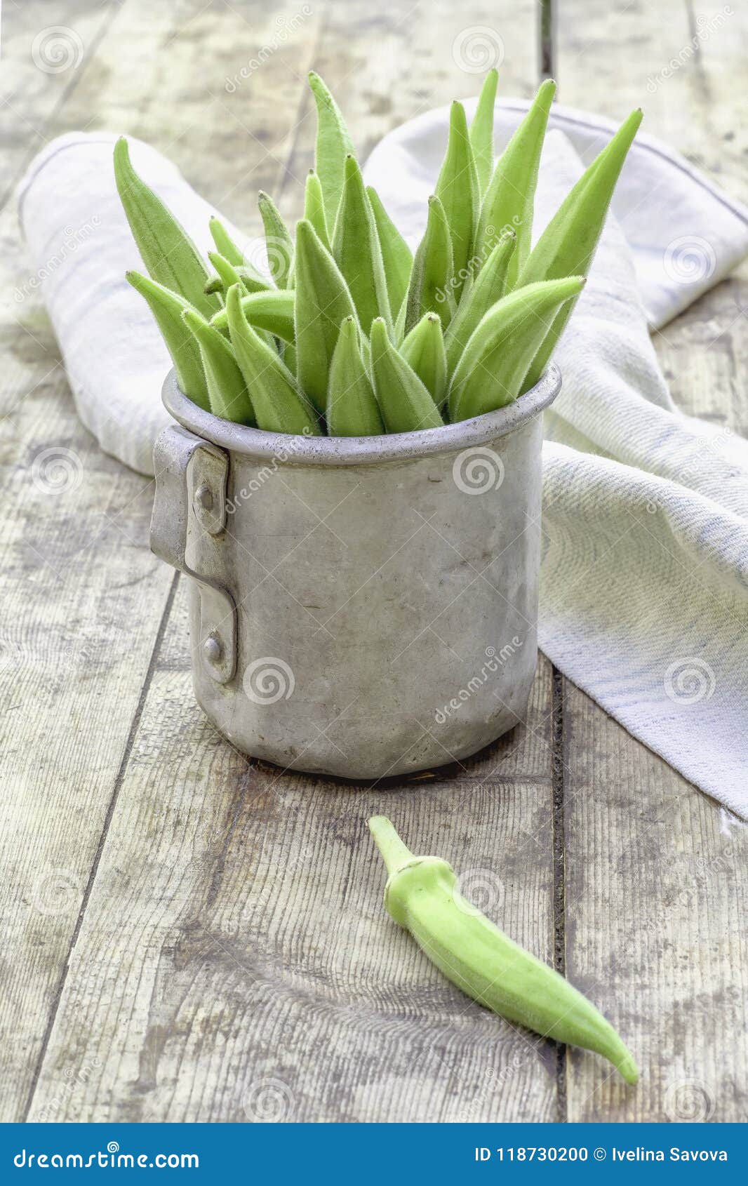Gombo, Gombo Dans Un Vieux Pot Photo stock - Image du été, nature ...